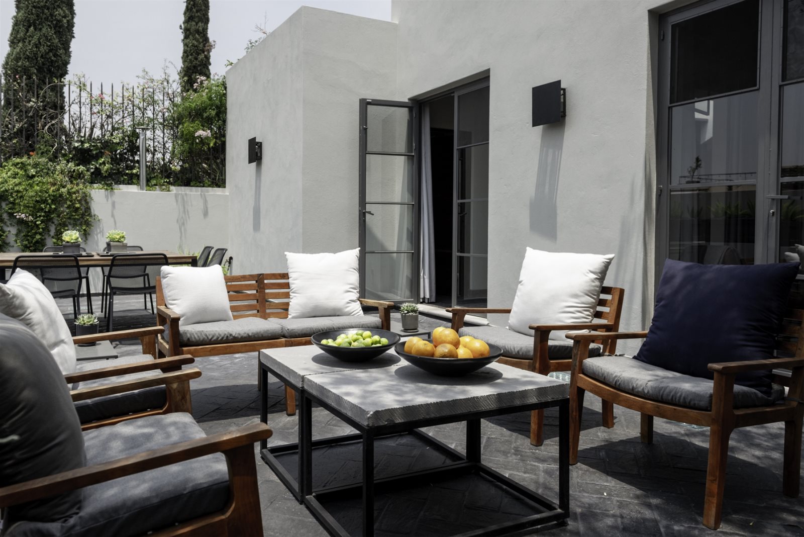 Modern sophisticated centro pied a tierre