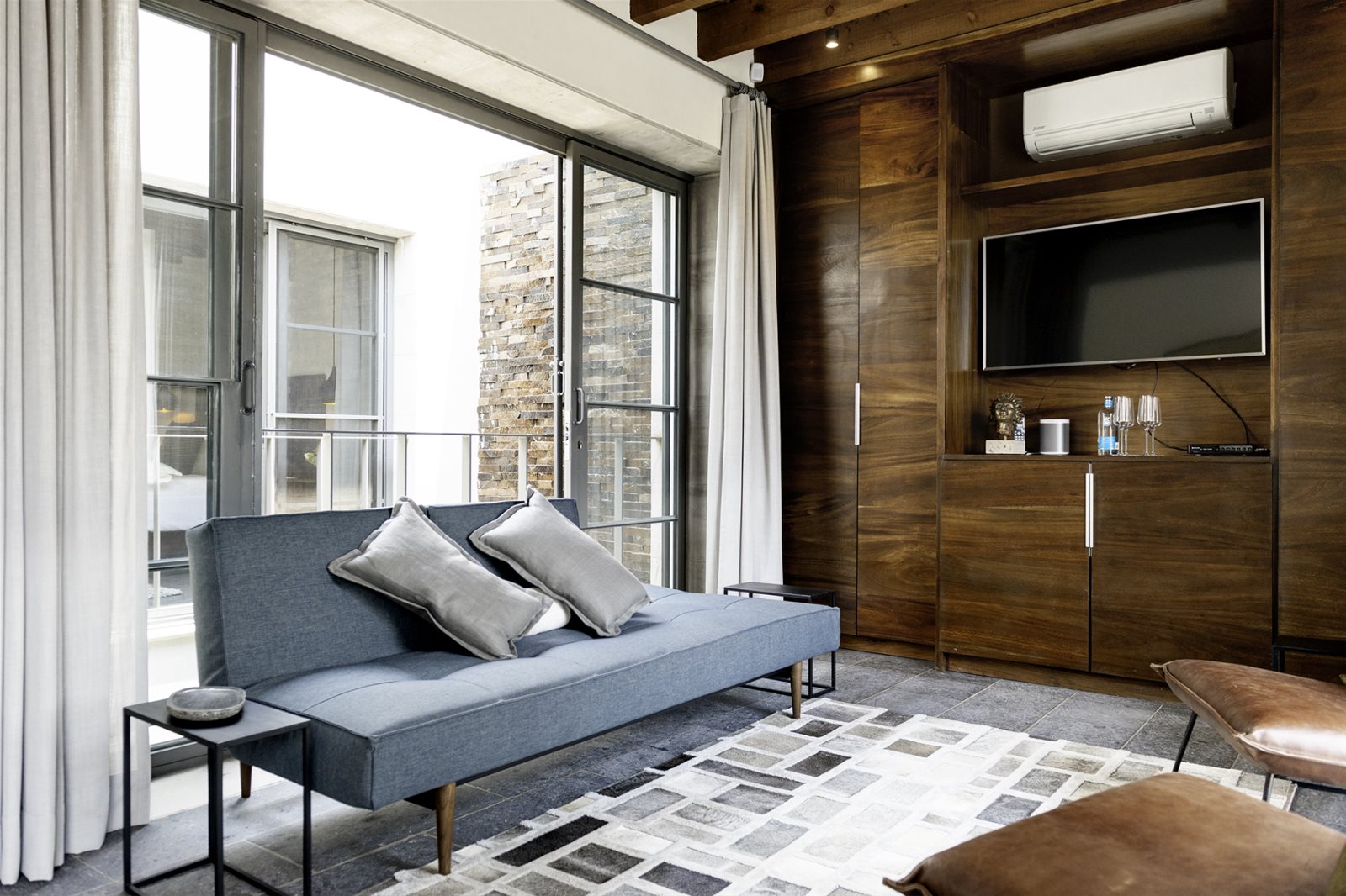 Modern sophisticated centro pied a tierre