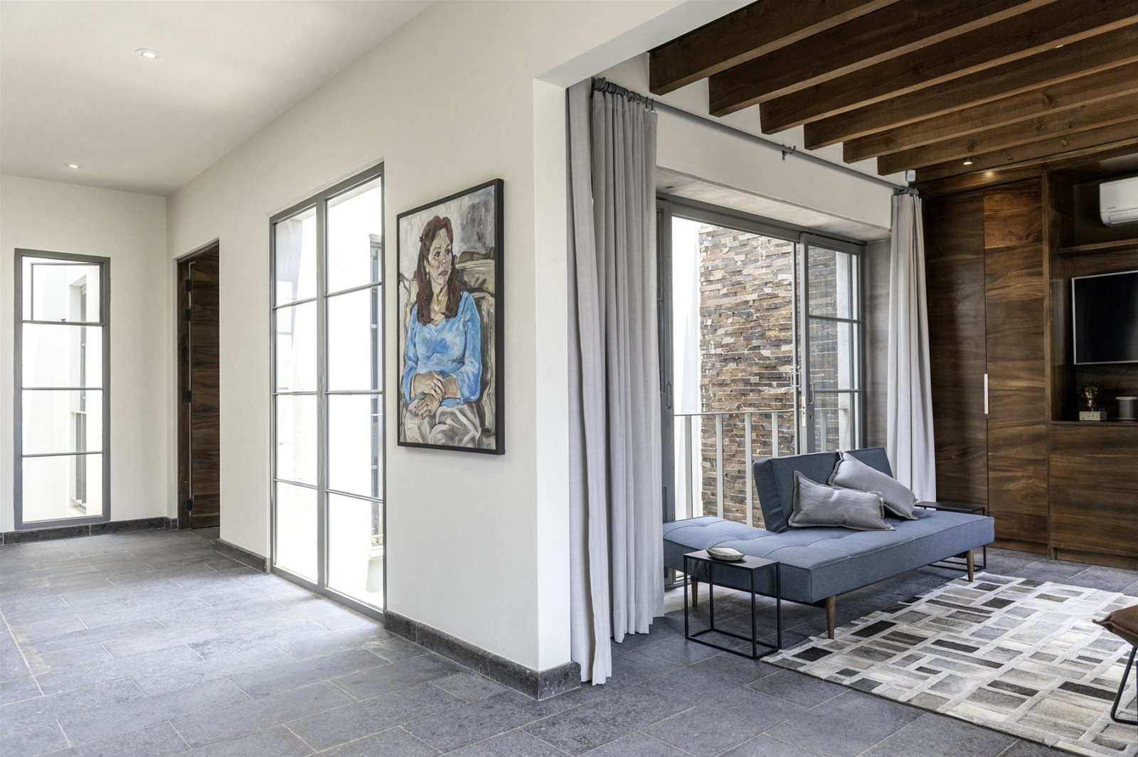 Modern sophisticated centro pied a tierre