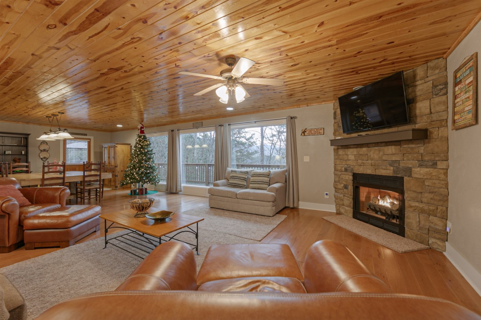 Cinna-Bahn Haus | 6-Bedroom Helen Cabin with Hot Tub & Game Room-