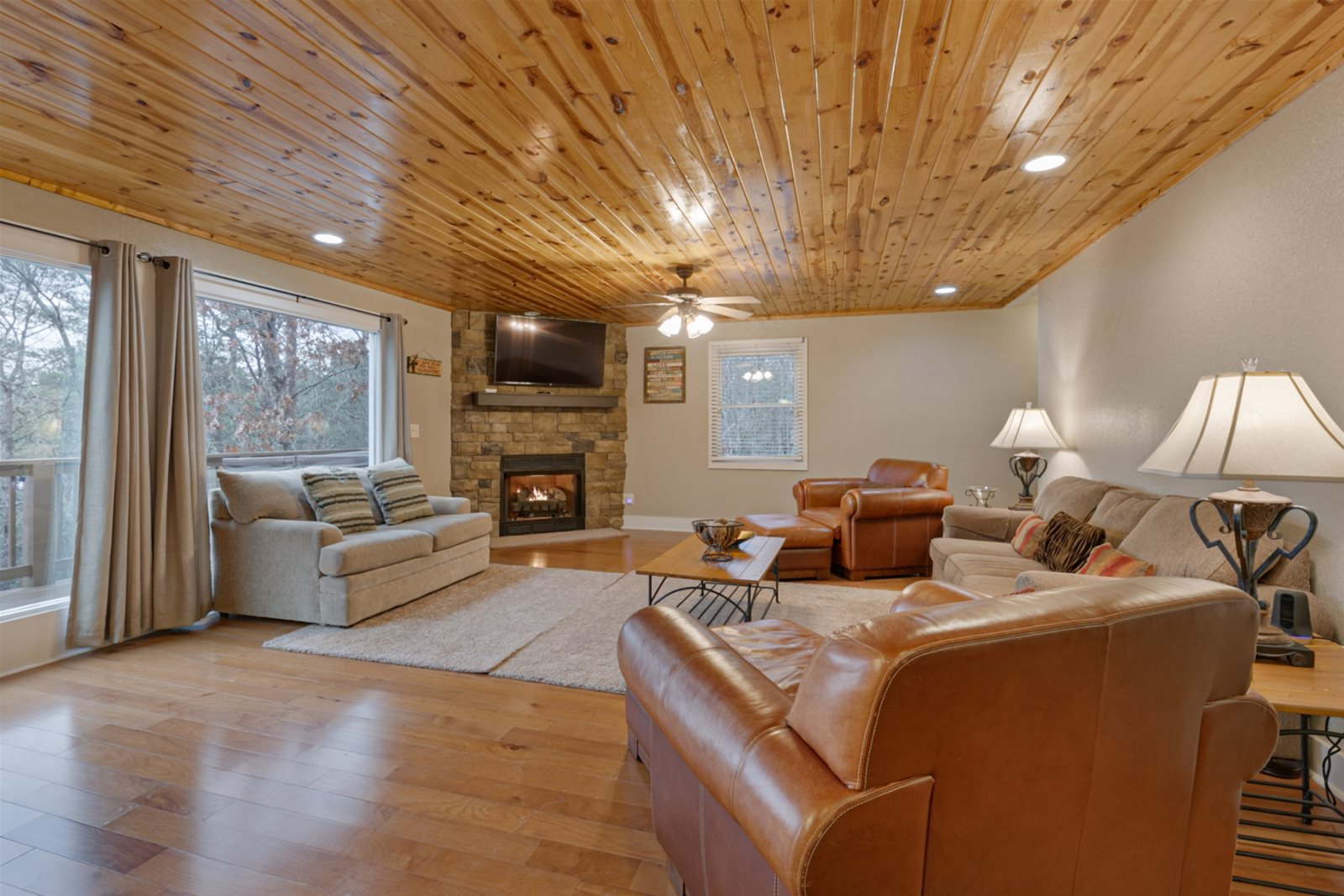 Cinna-Bahn Haus | 6-Bedroom Helen Cabin with Hot Tub & Game Room-