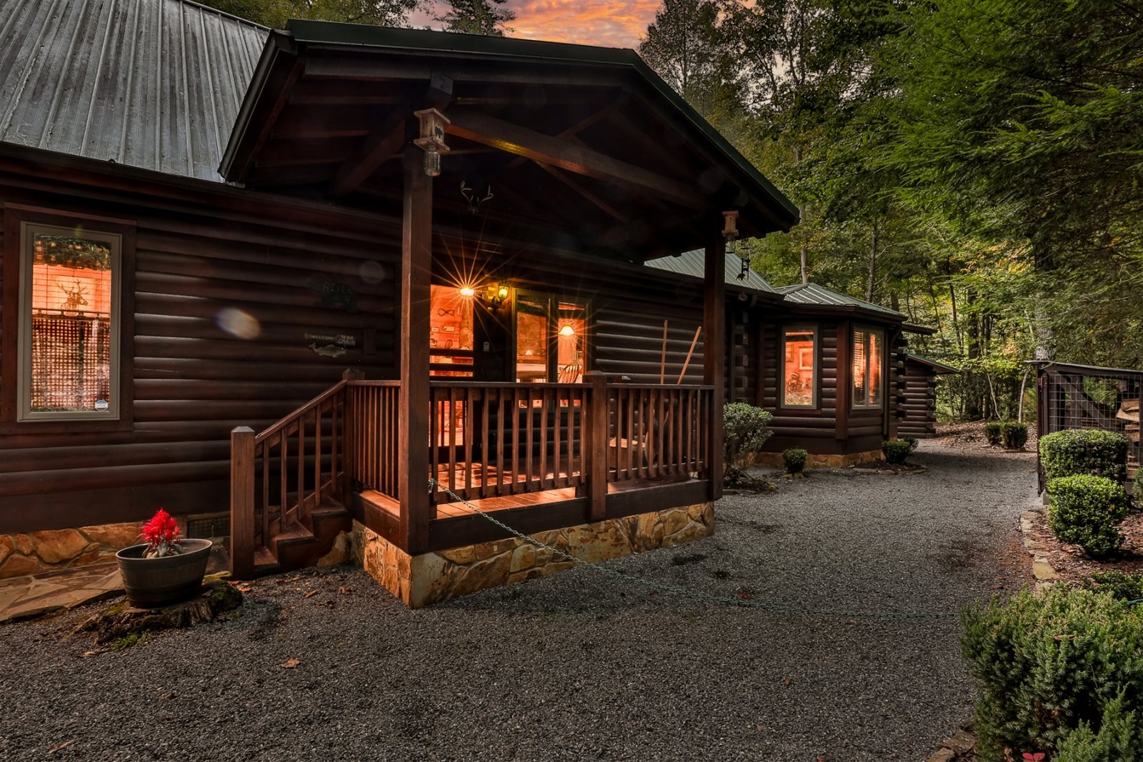 Blue Sky Cabin Rentals: River Run