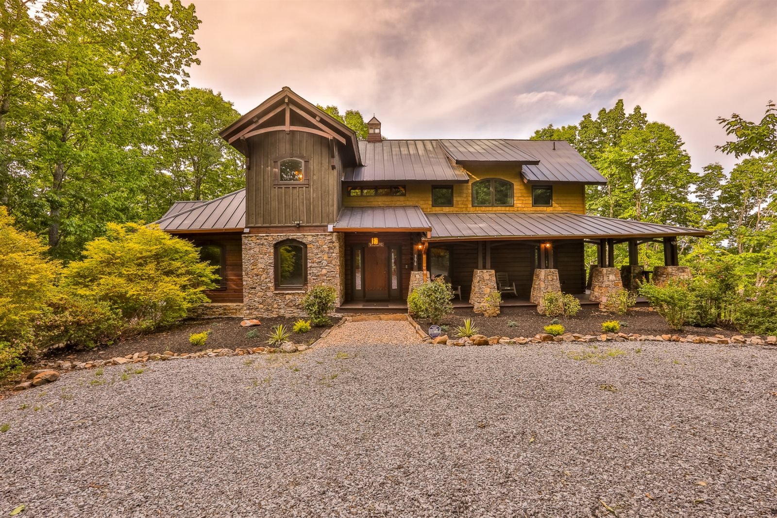 Blue Sky Cabin Rentals: Mountain Top Lodge