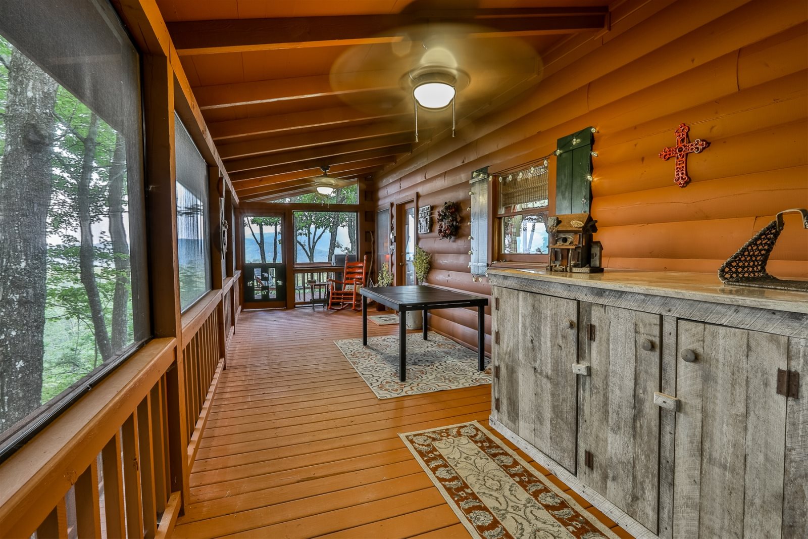 Blue Sky Cabin Rentals: Misty Mountain Ridge
