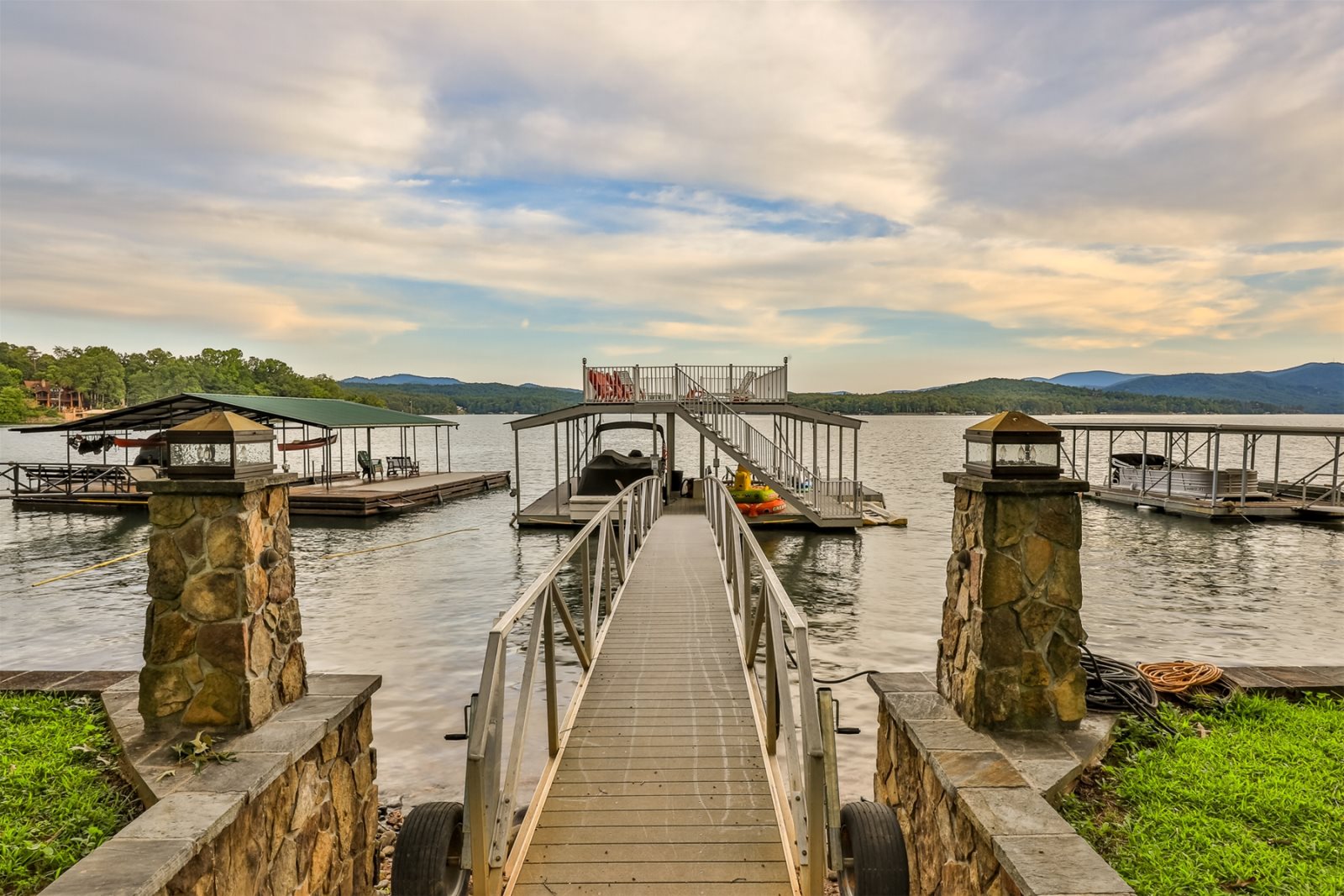 Blue Sky Cabin Rentals: A Lake Blue Ridge Cottage