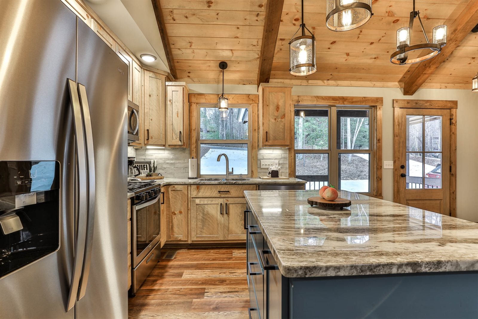 Blue Sky Cabin Rentals: Creekside Hideaway