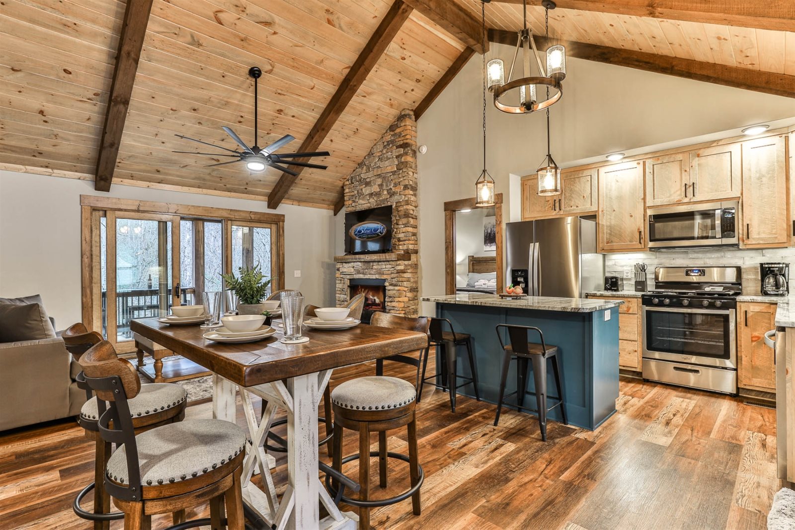 Blue Sky Cabin Rentals: Creekside Hideaway