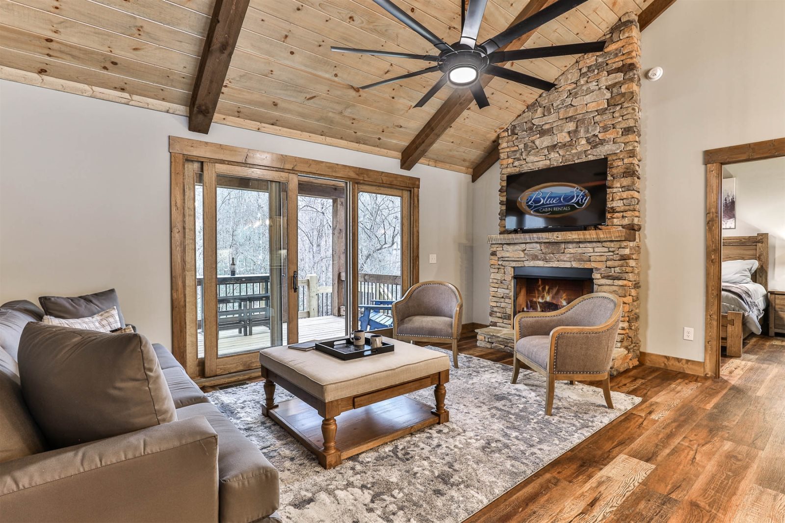 Blue Sky Cabin Rentals: Creekside Hideaway