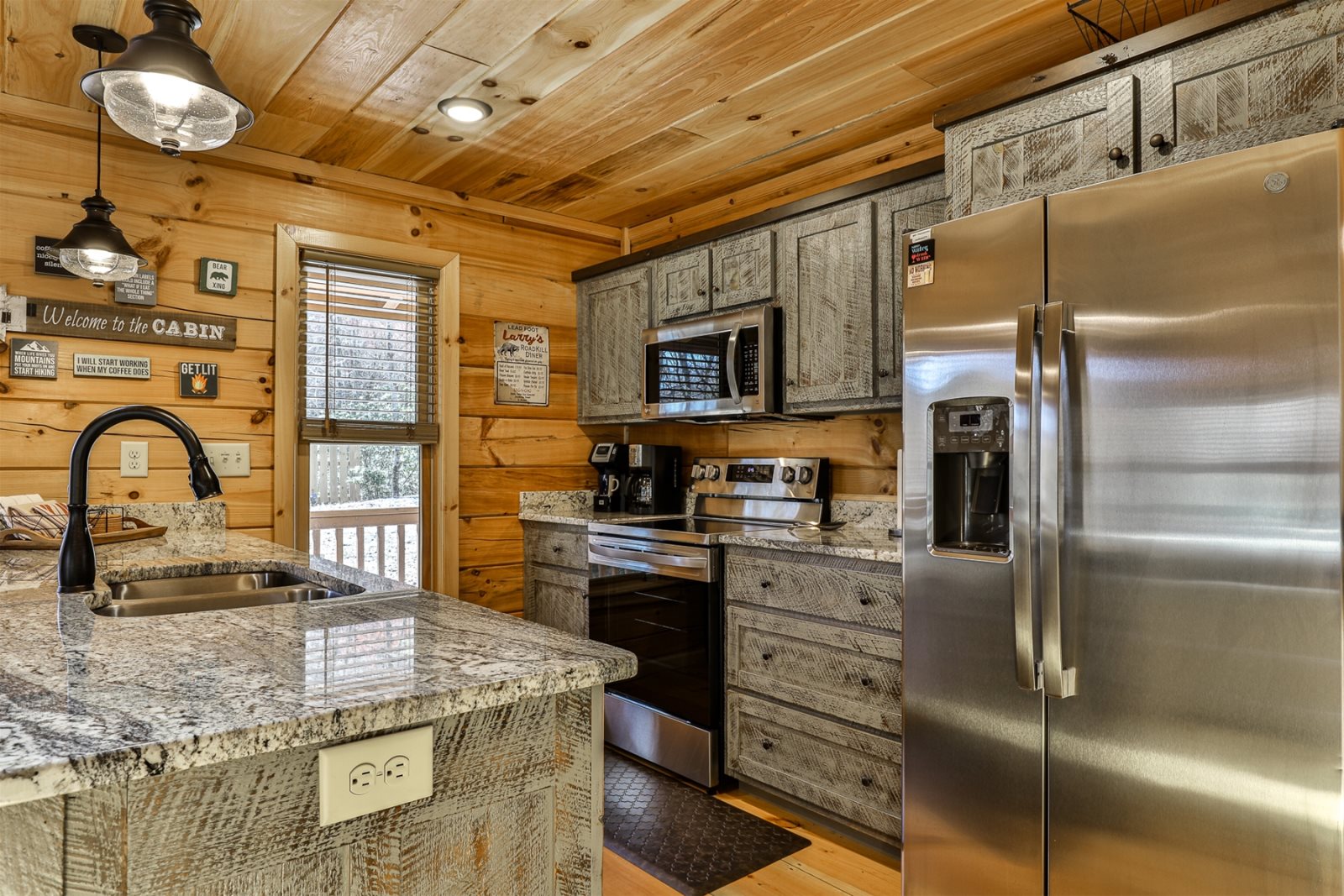 Blue Sky Cabin Rentals: Ellijay Creekside
