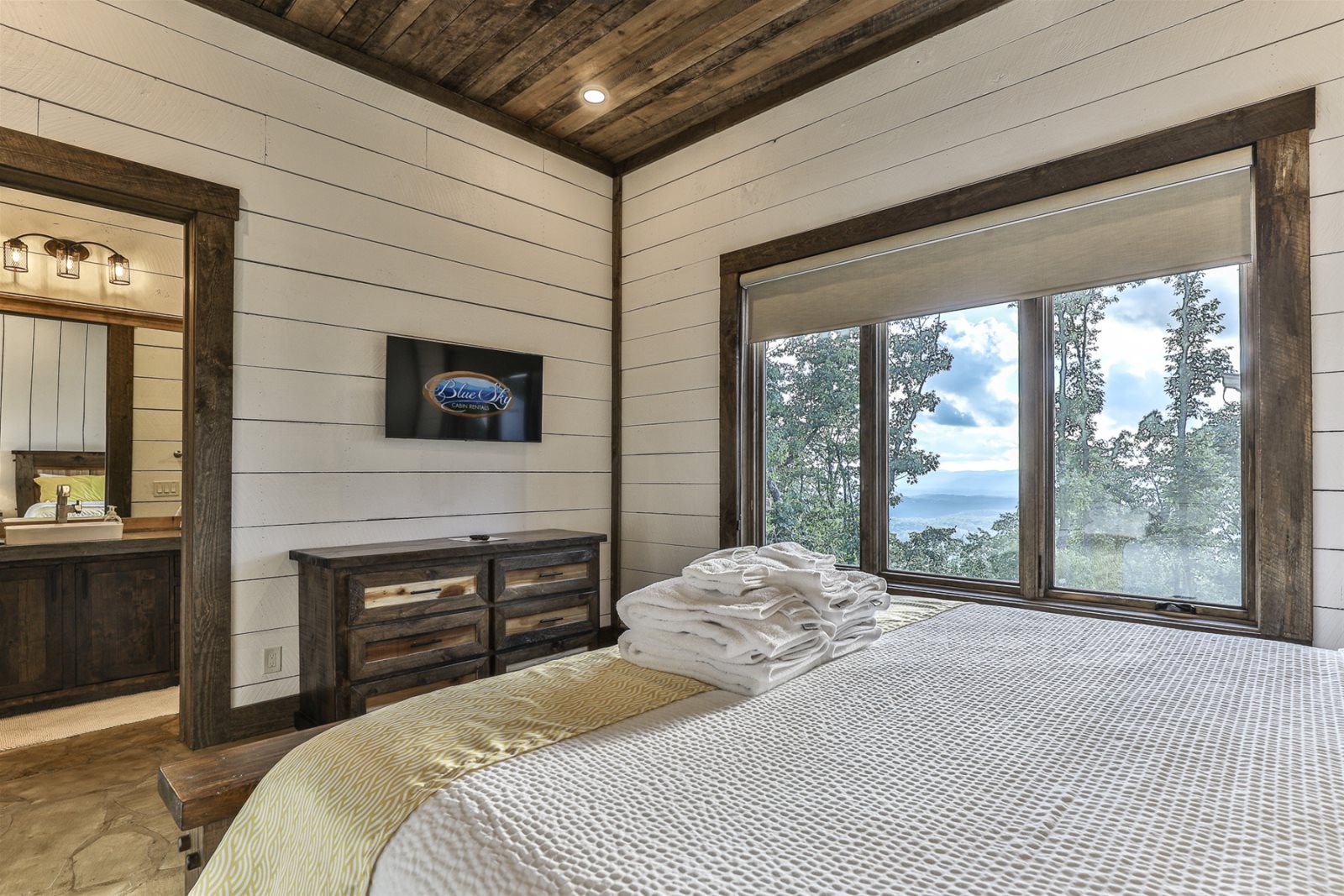Blue Sky Cabin Rentals: Altitude Elegance