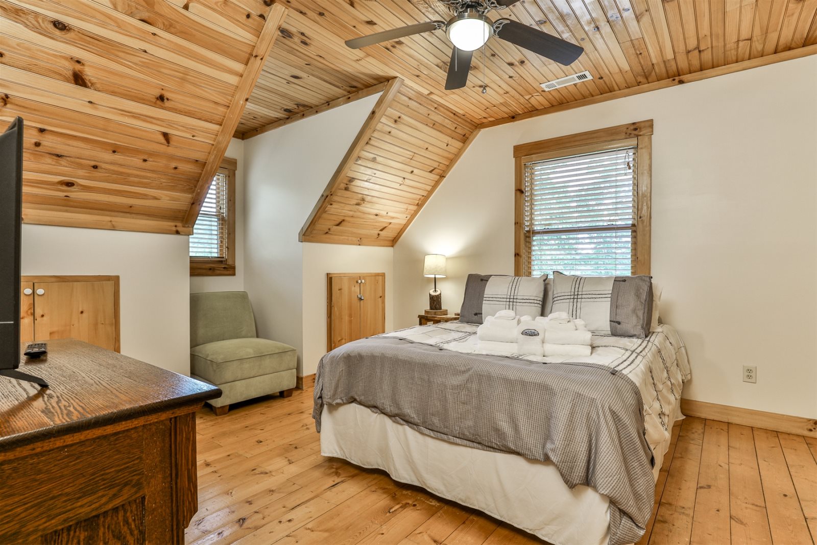 Blue Sky Cabin Rentals: BlueJay Inn Ellijay