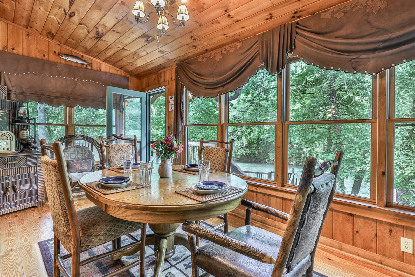 Blue Sky Cabin Rentals: Lofty Pines on the Cartecay