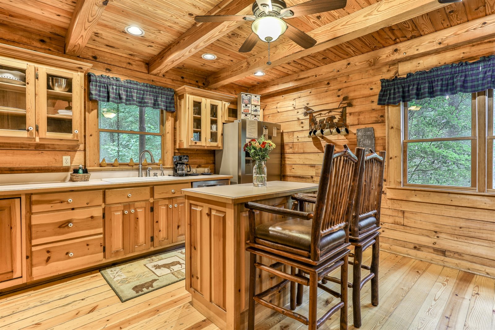 Blue Sky Cabin Rentals: Lofty Pines on the Cartecay