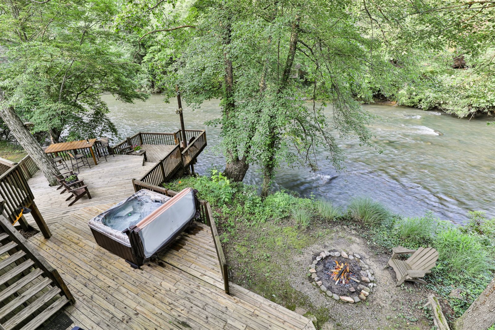 Blue Sky Cabin Rentals: Lofty Pines on the Cartecay