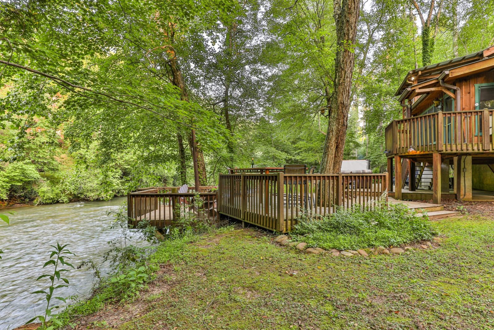 Blue Sky Cabin Rentals: Lofty Pines on the Cartecay