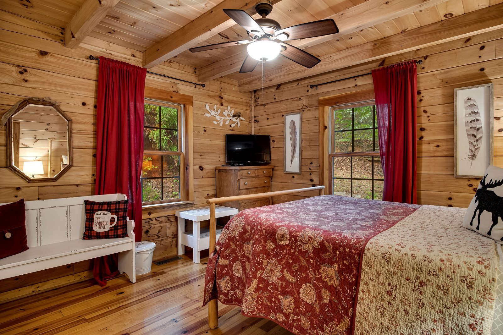 Secluded Two Bedroom Log Cabin with Beautiful Views