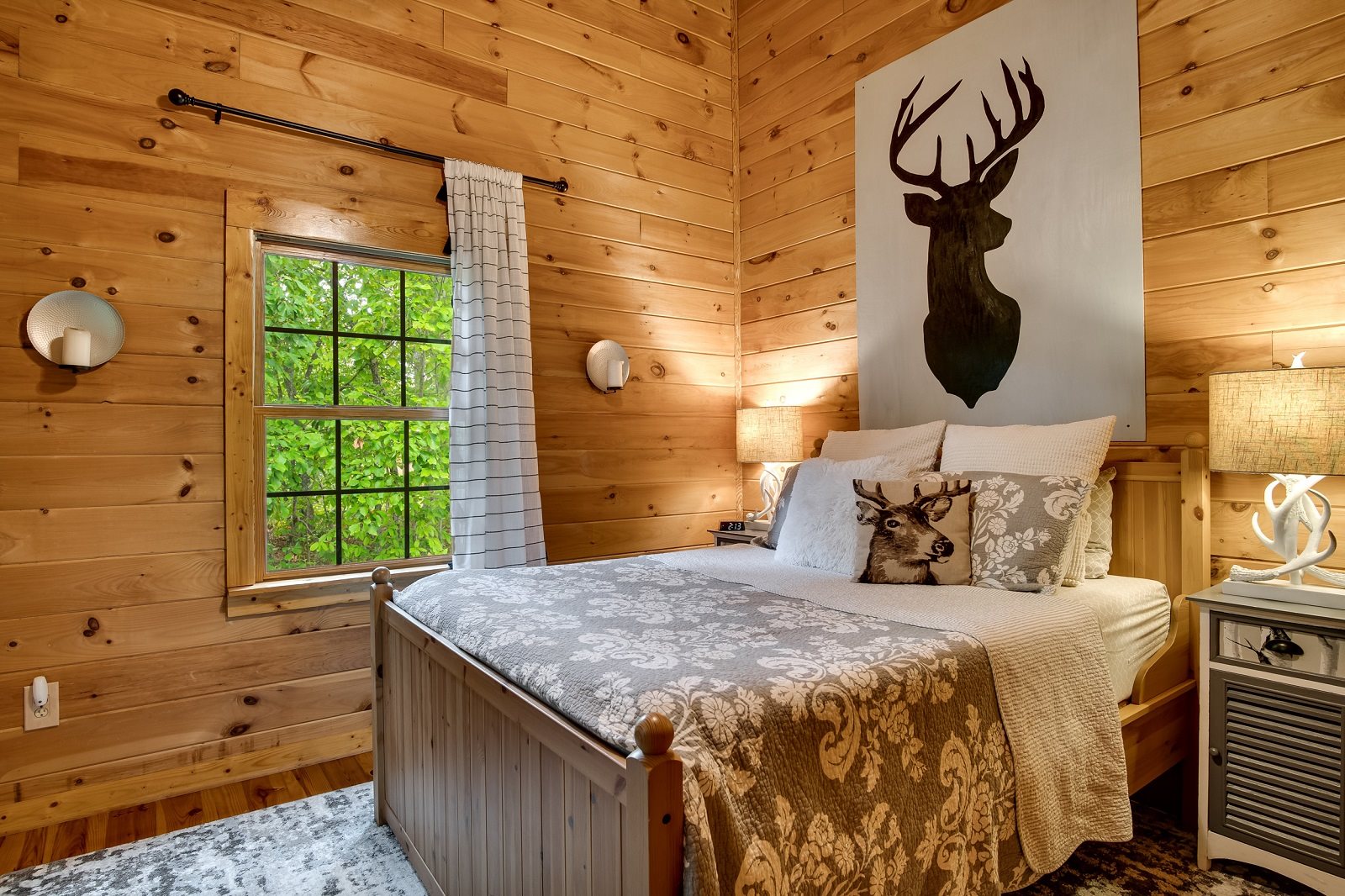 Secluded Two Bedroom Log Cabin with Beautiful Views