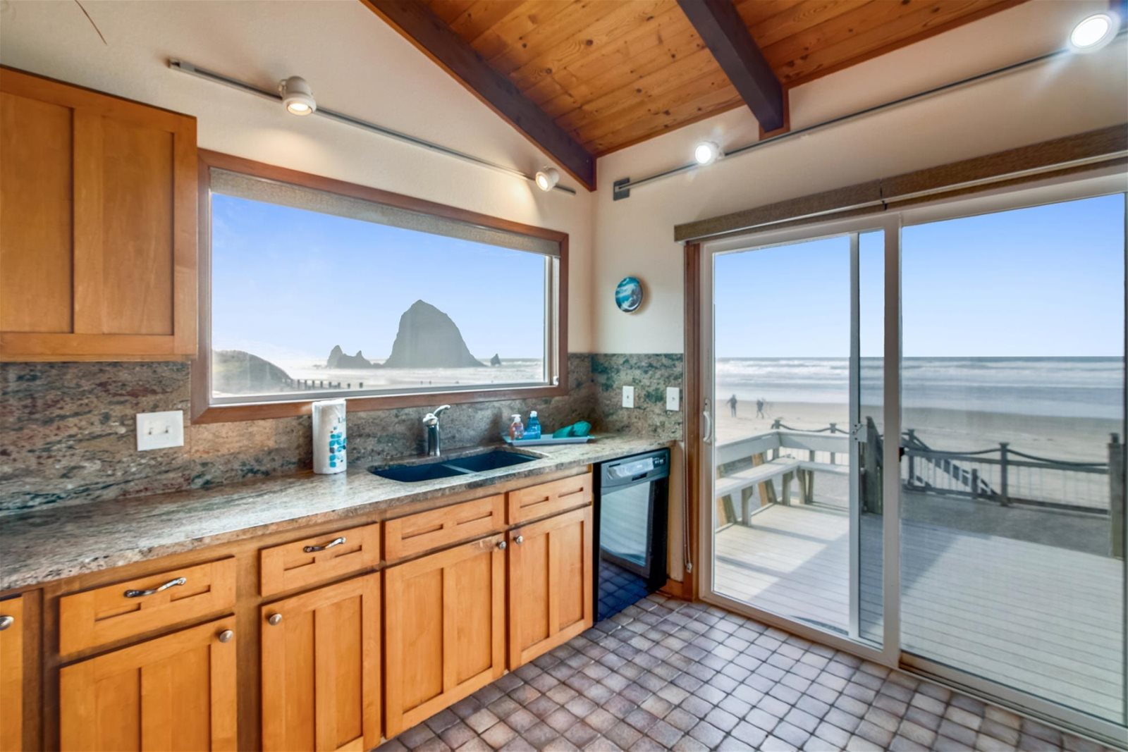 Lighthouse | 4 Bedroom Cannon Beach Vacation Home