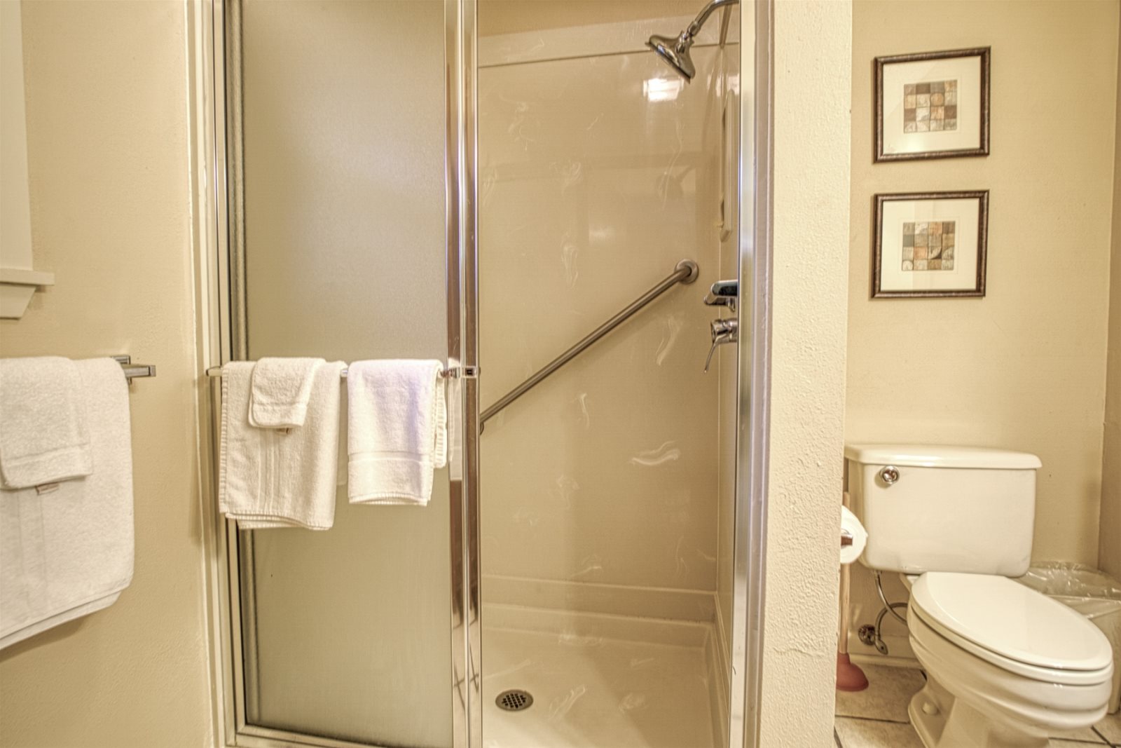 A nicely furnished one level two bedroom, 2 bath vacation rental and ...