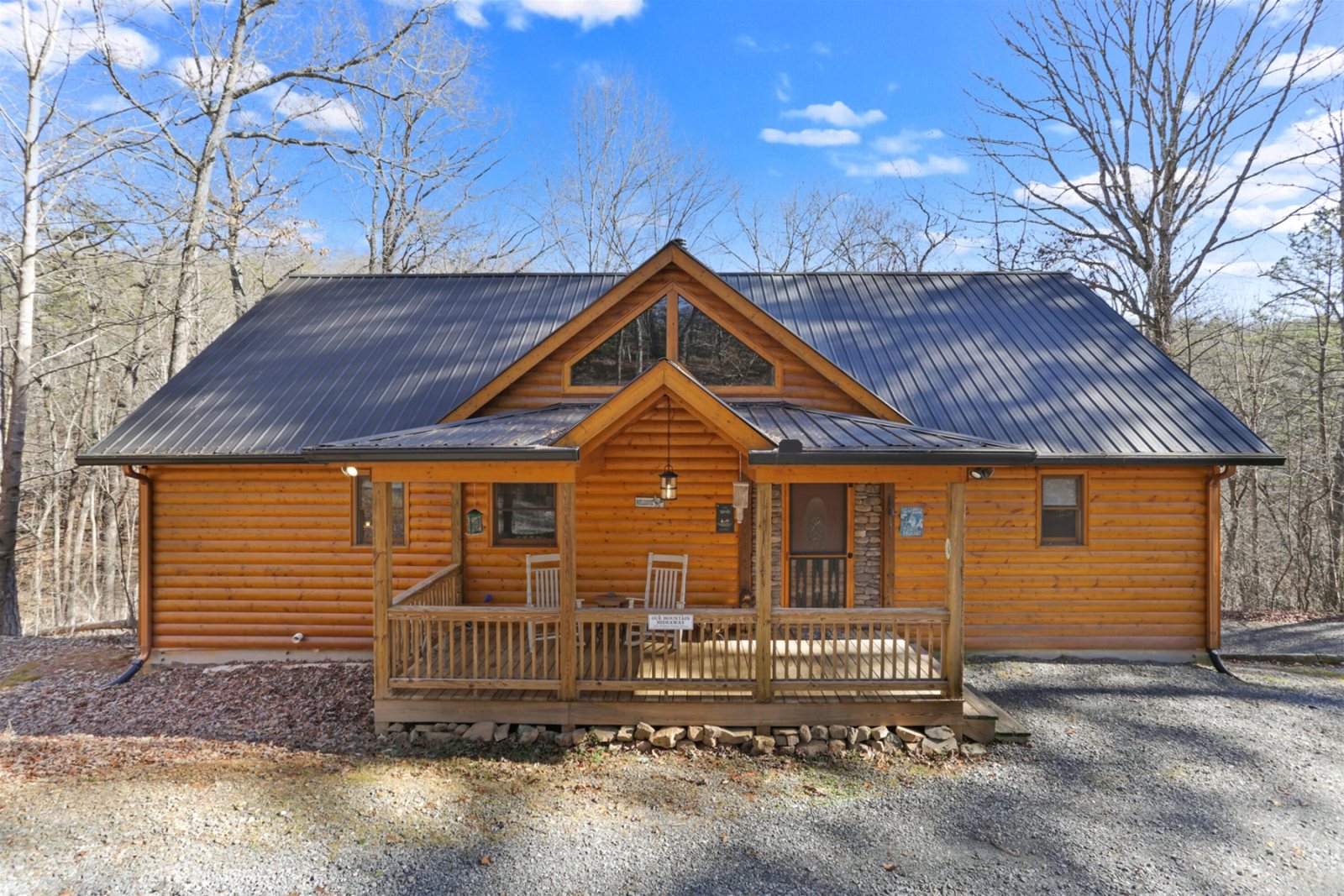 CREEKSIDE HIDEAWAY Luxury Cabin Rental | Above The Rest. West Facing, Mountainous Sunset Scenes